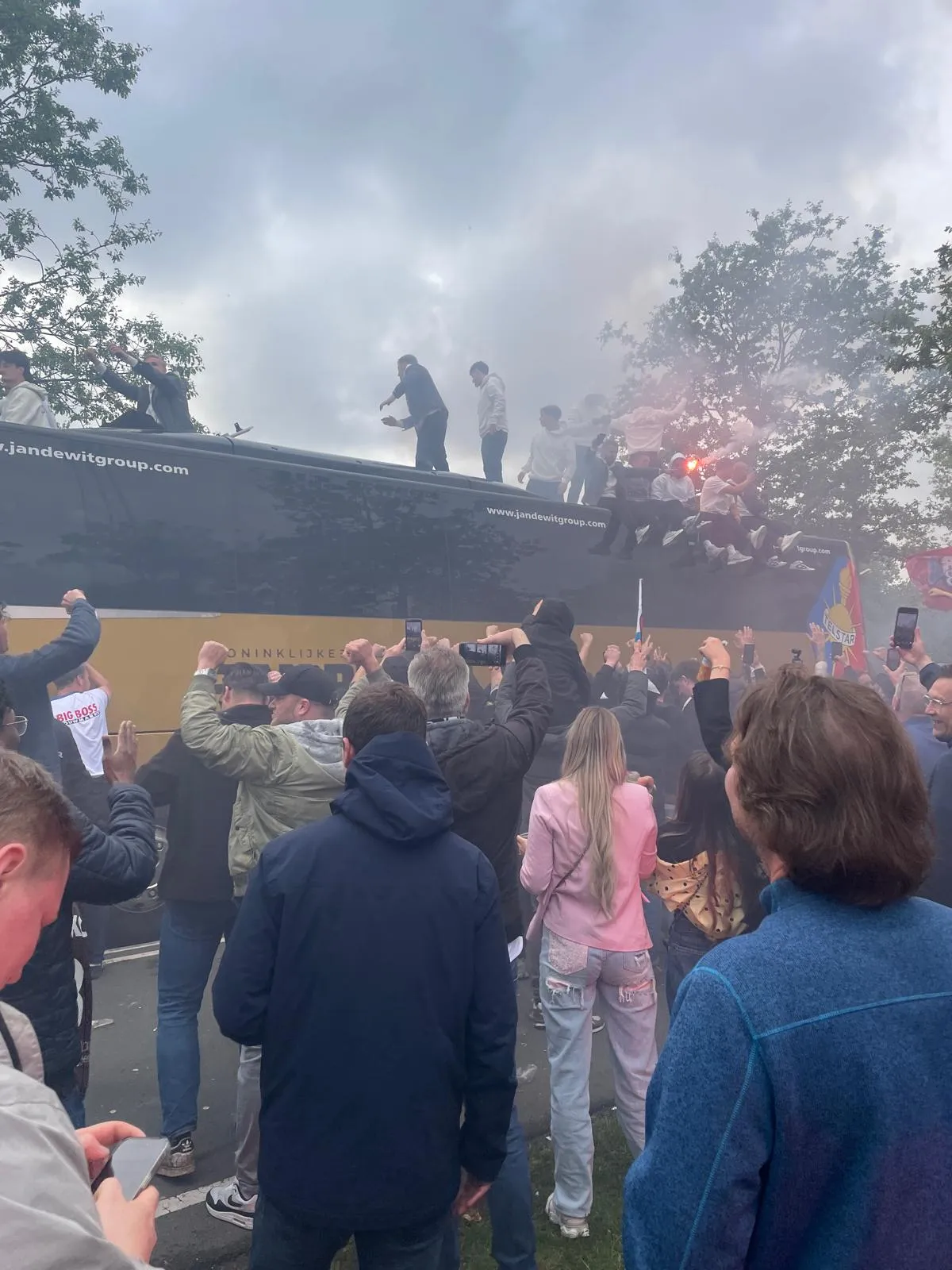 Nog een jaar eredivisie zorgt voor feest bij fans en spelers van ...