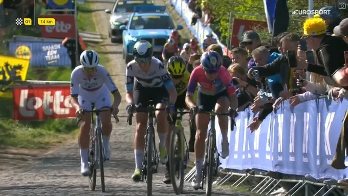 Geschiedenis! Wereldkampioene Lotte Kopecky sprint naar gedroomde derde ...