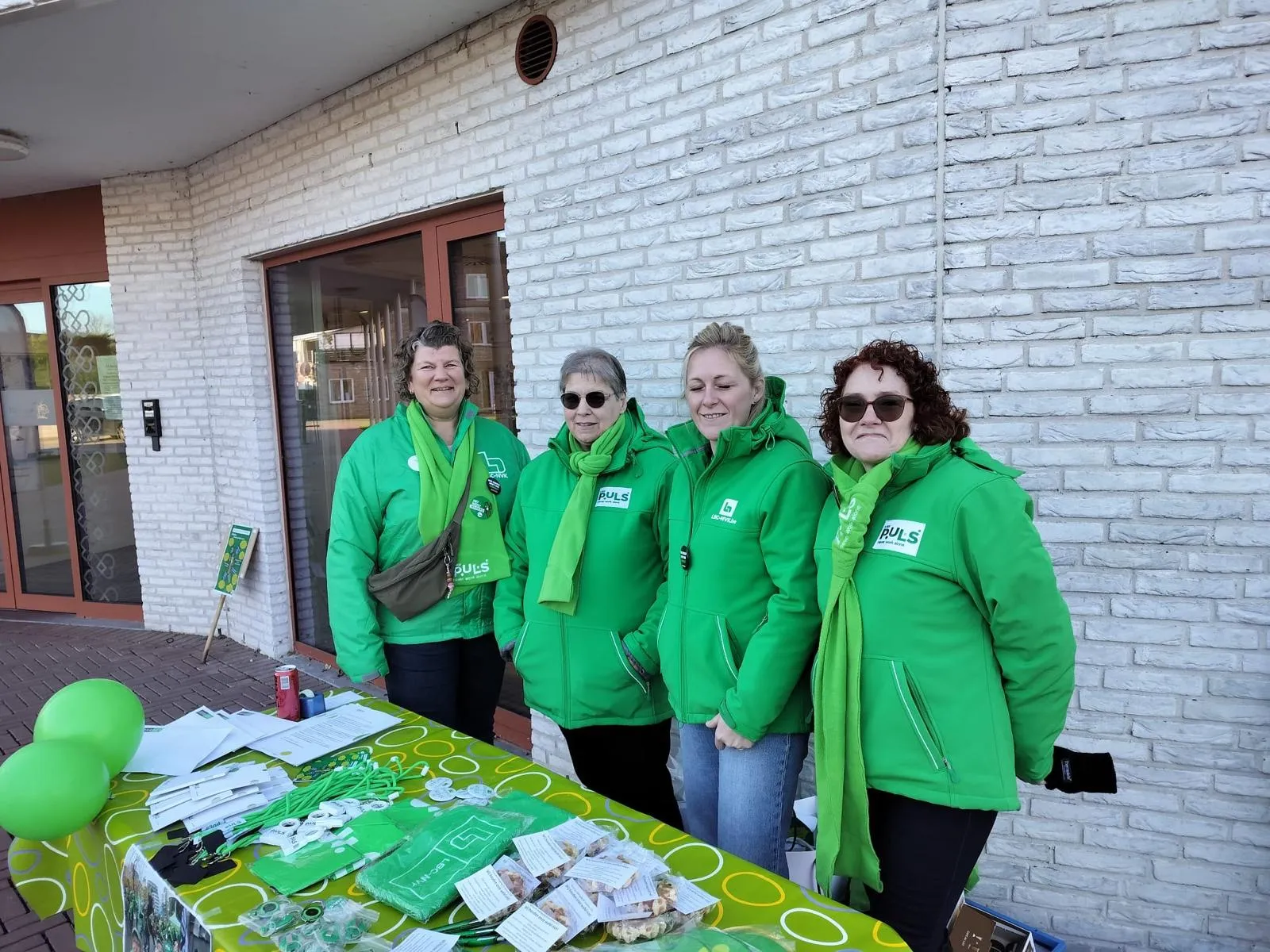 LIVE STAKING. Vakbonden houden poorten van Mondeléz in Herentals 24 uur gesloten - Scheldelaan ...